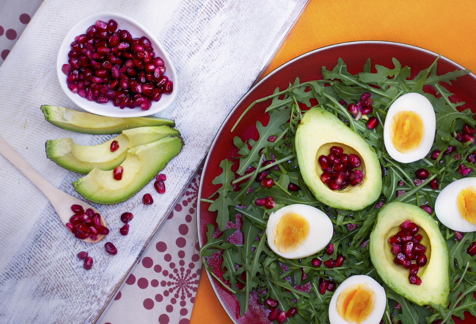 Egg, avocado, rocket leaves with pomegranate & flaxseed oil – Renu Recipes